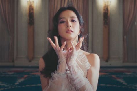 Jisoo estrena su primer álbum Me con Flower y All Eyes On Me