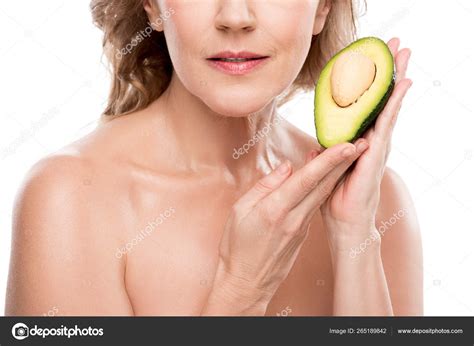 Vista Recortada Mujer Mediana Edad Desnuda Posando Con Aguacate Aislado