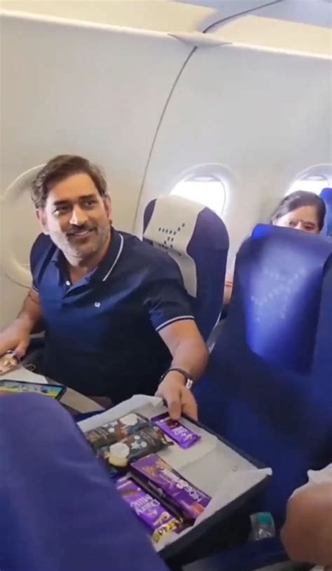 धोनी पर फिदा हुई एयर होस्टेस चॉकलेट के साथ थमा दी एक चिट्ठी Video में देखें माही का रिएक्शन