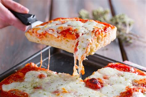 Ricetta Pizza In Teglia Alta E Morbida La Ricetta Di GialloZafferano