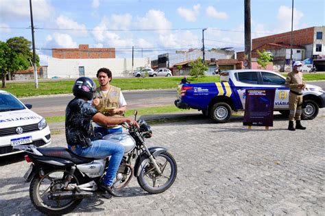 SMTT Promove Blitz Educativa Para Orientar Motoristas Sobre Cuidados No