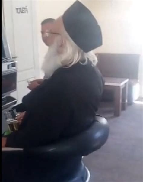 Un preot a fost filmat în timp ce juca la păcănele și bea bere