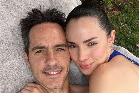 Aislinn Derbez Reacciona A La Ruptura De Mauricio Ochmman Y Paulina Burrola
