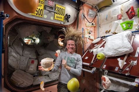 Por qué flotan los astronautas en la Estación Espacial