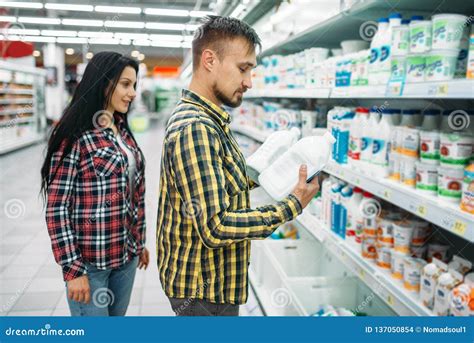 Produits Laitiers De Achat De Jeunes Couples Dans Le Supermarch Photo