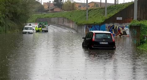 Maltempo nubifragio a Milano città allagata e scuole chiuse Allerta