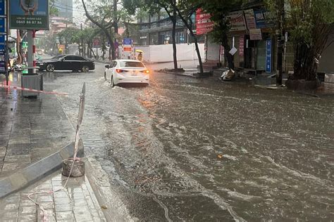 Mưa lớn nhiều tuyến phố ở Hà Nội ngập sâu trong nước
