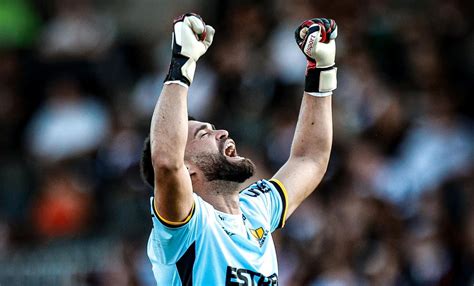 Criciúma destaca sexto pênalti defendido pelo goleiro Gustavo em 2024