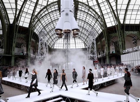 Le monde poétique et spectaculaire des vrais défilés de mode Slate fr