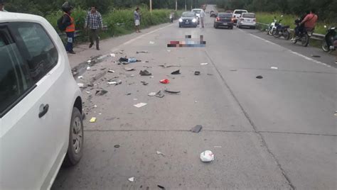 Un violento choque entre una moto y un auto dejó dos muertos y dos