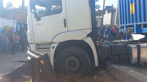 Caminhão perde freio e bate em guard rail a poucos metros de escola