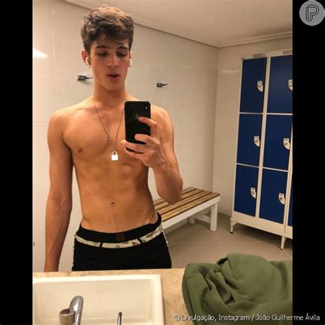 João Guilherme Ávila posta foto sem camisa e corpo definido chama