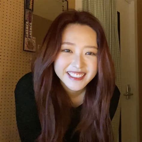 Loona Olivia Hye Hyeju Lq Icon In 2022 Olivia Hye Olivia Long Hair