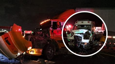 Ambulancia choca contra tráiler en la carretera federal Veracruz Cardel