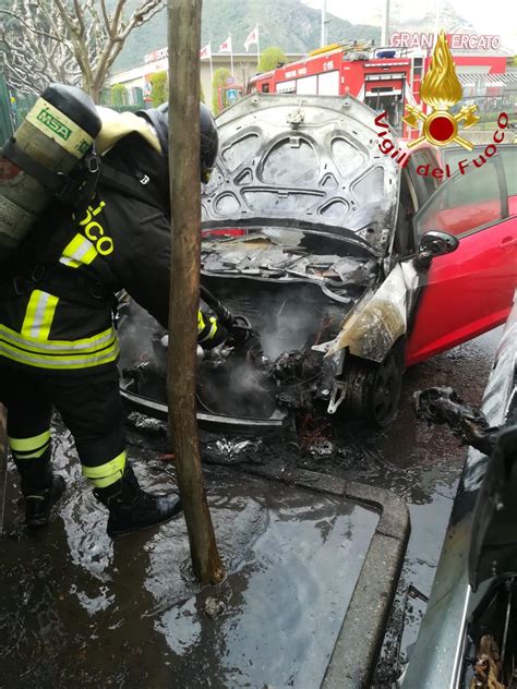Auto In Fiamme A Como Foto Prima Como