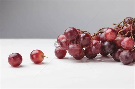 灰色上一堆红葡萄的特写视图高清图片下载 正版图片502747932 摄图网