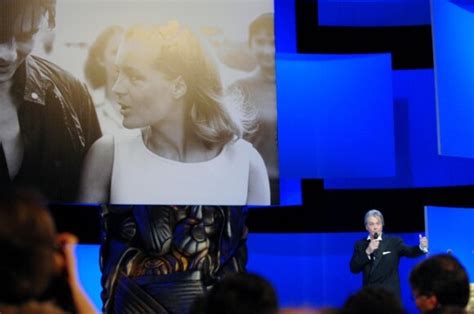 Photo Alain Delon rend hommage à Romy Schneider lors des César en