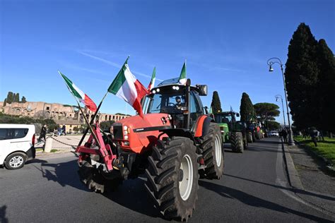 Protesta Dei Trattori A Roma Sit In Degli Agricoltori Alla Bocca Della