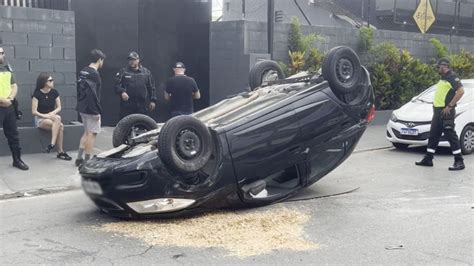 Carro capota em avenida de Mogi das Cruzes após motorista ter mal
