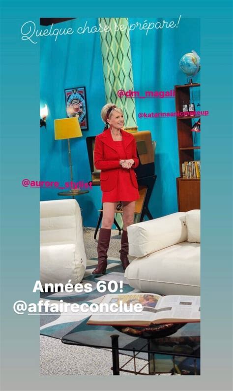 Sophie Davant métamorphosée en jupe courte elle dévoile un look