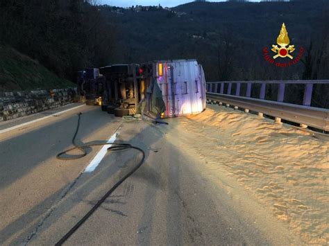 Tir Che Trasporta Mangime Si Ribalta In Autostrada A7 Bloccata Tra
