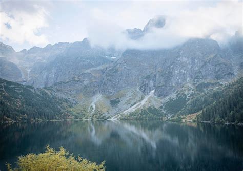 Lago morskie oko ojo del mar en las montañas tatra en polonia famoso