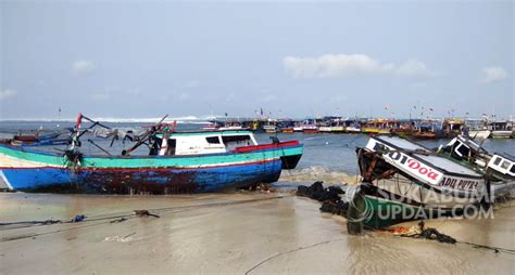 Banyak Perahu Rusak Nelayan Ujunggenteng Sukabumi Diperkirakan Rugi