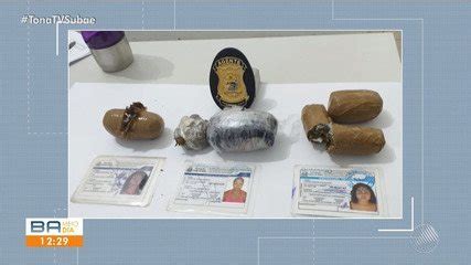 Tr S Mulheres S O Flagradas Pacotes De Maconha Escondidos Nas