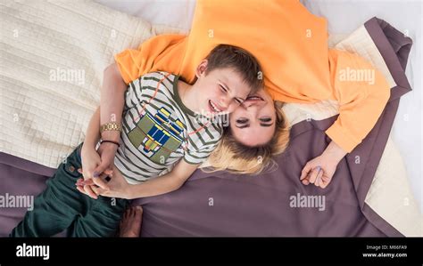 Mère avec fils sur le lit la mère et le fils s amusant maman et son
