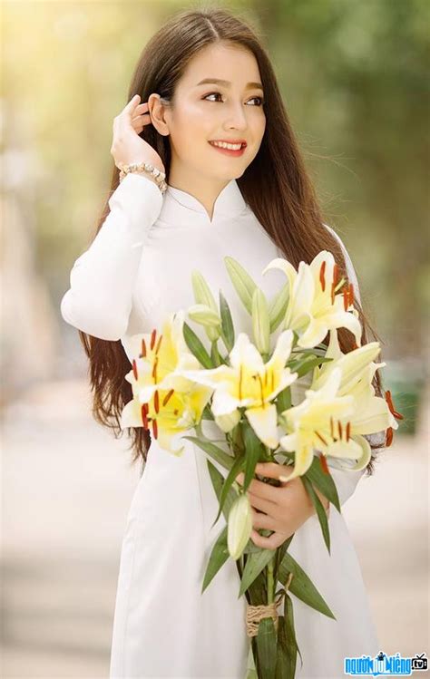 Hot girl Quỳnh Trâm đẹp tinh khôi trong tà áo dài trắng