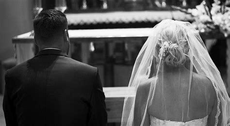 Elle découvre que son mari la trompe le jour de son mariage elle lit