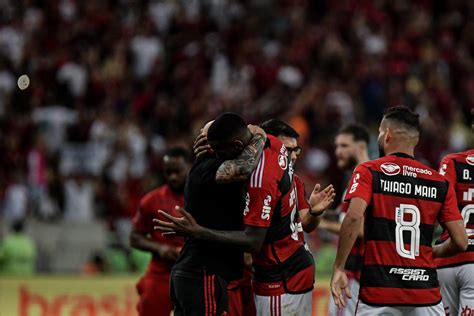 Jogadores do Flamengo comemoram e abraçam Sampaoli após gol de
