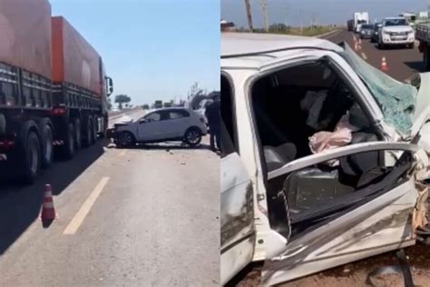Condutora de 70 anos dorme ao volante e colide em caminhão estacionado