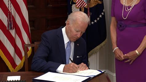 El Presidente Biden Promulga Un Proyecto De Ley Sobre El Control De