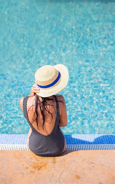 Belle Fille Dans Un Maillot De Bain Sexy à La Piscine Photo stock