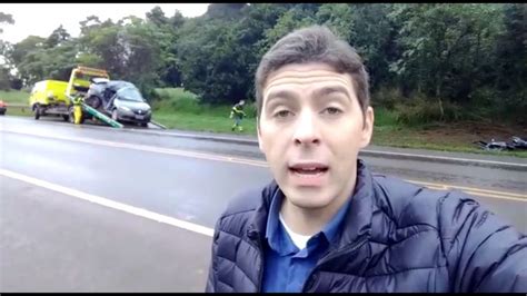 Dois homens morrem após carro sair da pista e bater em árvore às