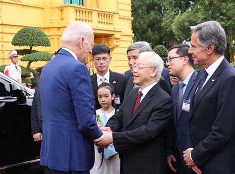Cô bé tặng hoa được Tổng thống Biden khen dễ thương và thông minh