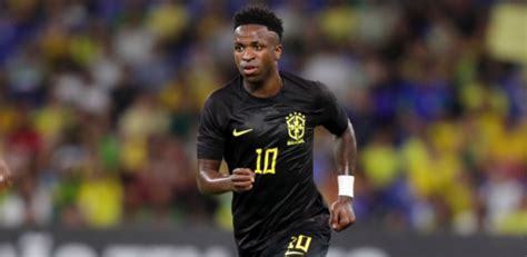 VINICIUS JUNIOR GANHA O PRÊMIO SÓCRATES DURANTE FESTA DA BOLA DE OURO