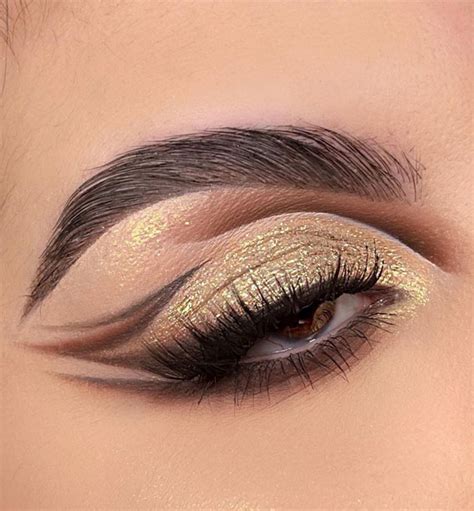 40 Trendy Eyeshadow Looks Golden Glam Graphic Liner
