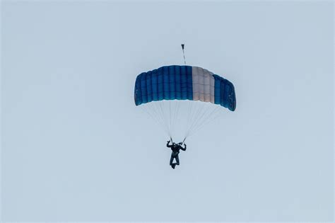 Spadochroniarz Spadochron Skoki Darmowe zdjęcie na Pixabay Pixabay