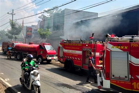 Gudang Rongsokan Bumiayu Terbakar