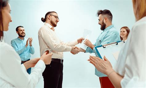 Ideas To Create An Effective Employee Recognition Program