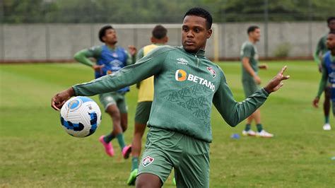 Fluminense acerta a renovação de contrato do atacante Alexandre Jesus