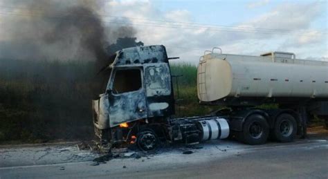 Caminhão de combustível pega fogo na BR 101