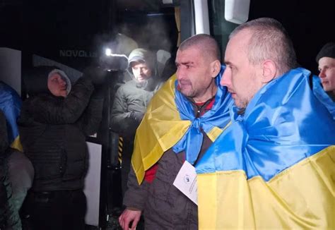 Binh lính Nga Ukraine trong cuộc trao đổi tù binh quy mô lớn