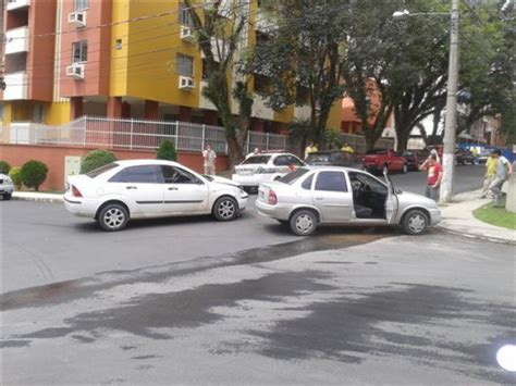 Motorista N O Respeita Sinaliza O E Colide Em Ve Culo