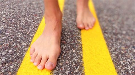 Barfuß laufen Deswegen sollten wir öfter auf Schuhe verzichten Utopia de