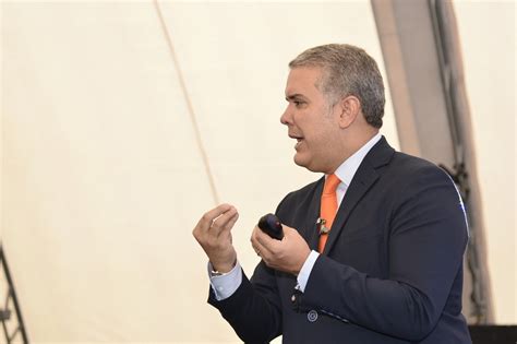 Duque alcanza 53 8 de aprobación en su primer mes de gobierno