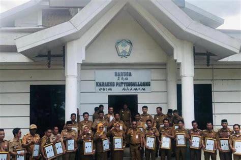 Mantap Sejumlah Bupati Serahkan Penghargaan Dan Lencana Khusus Kepada