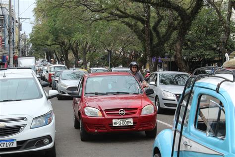 Carreata no sábado convidou a população para o 1 Kerb Gastronômico de